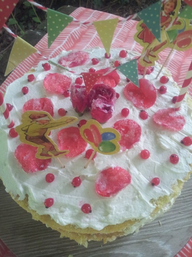 Naked cake chantilly, fruits rouges & pétales de roses cristallisés ...