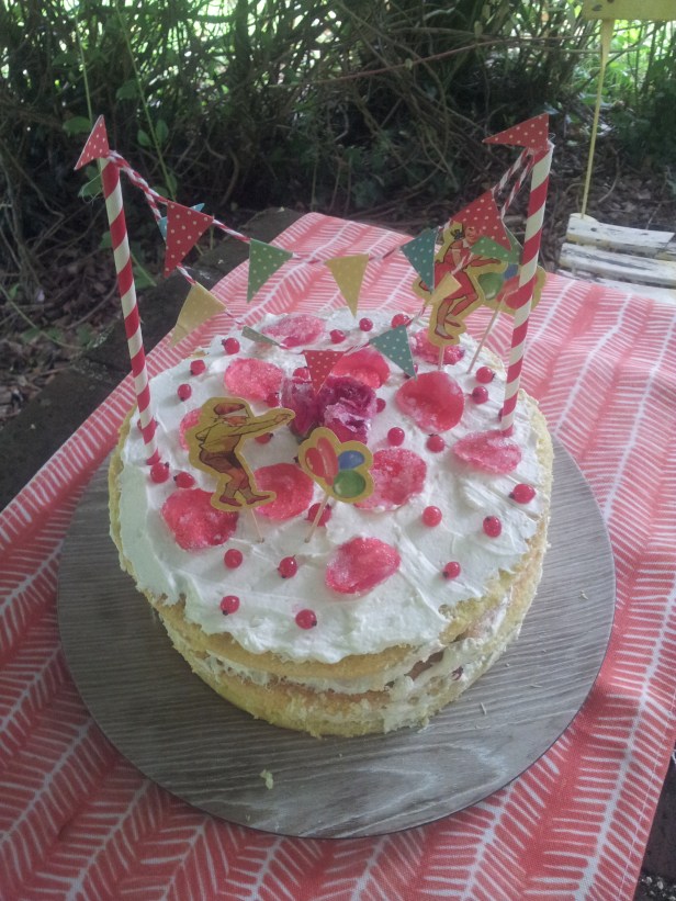 Naked cake chantilly, fruits rouges & pétales de roses cristallisés ...