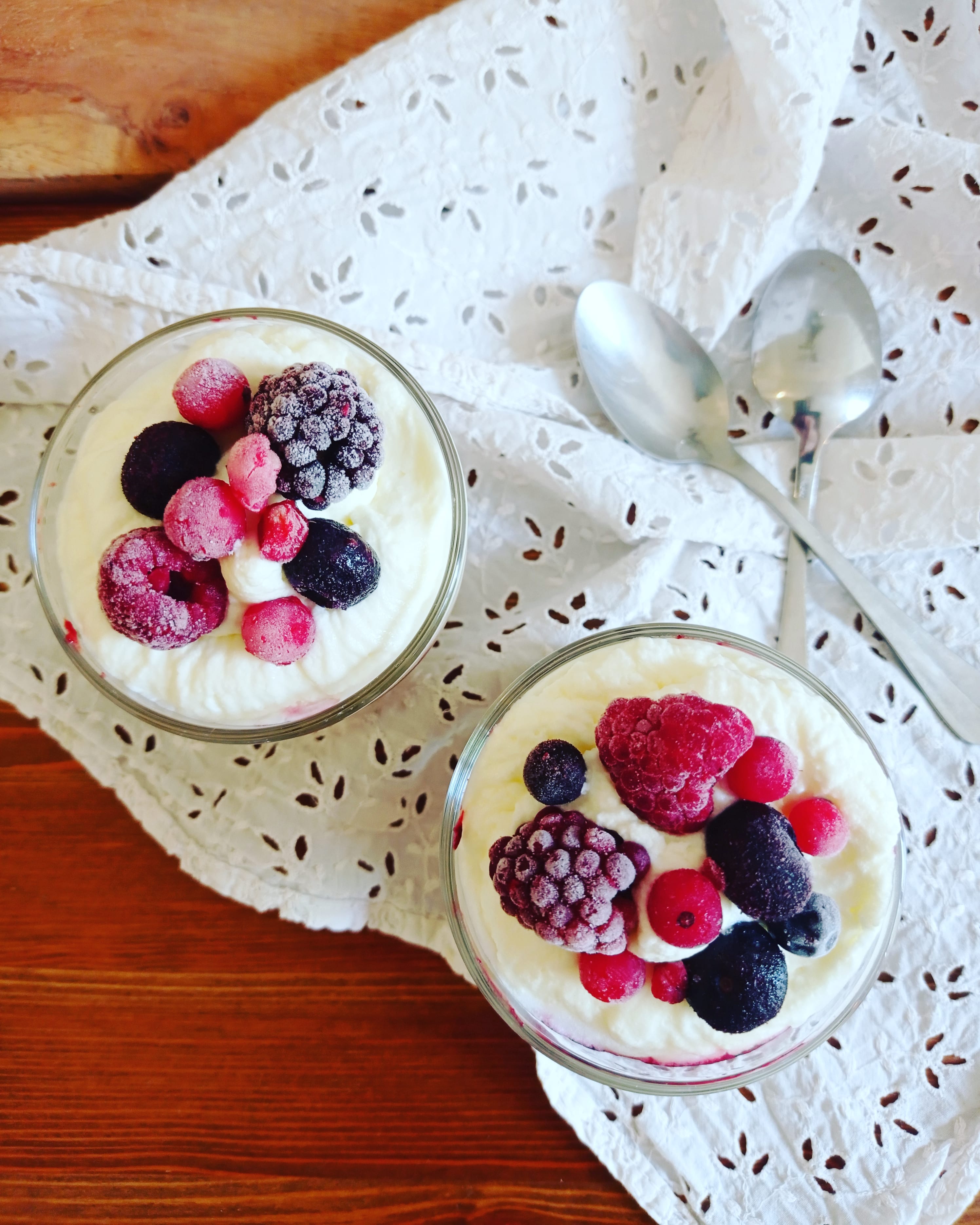 Triffle express aux fruits rouges & crème miel-coco – Une abeille en ...