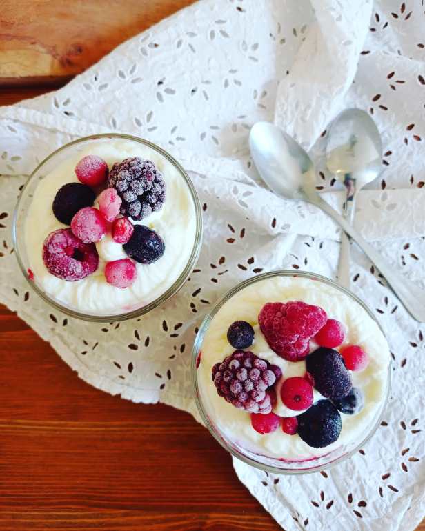 Triffle express aux fruits rouges & crème miel-coco – Une abeille en ...