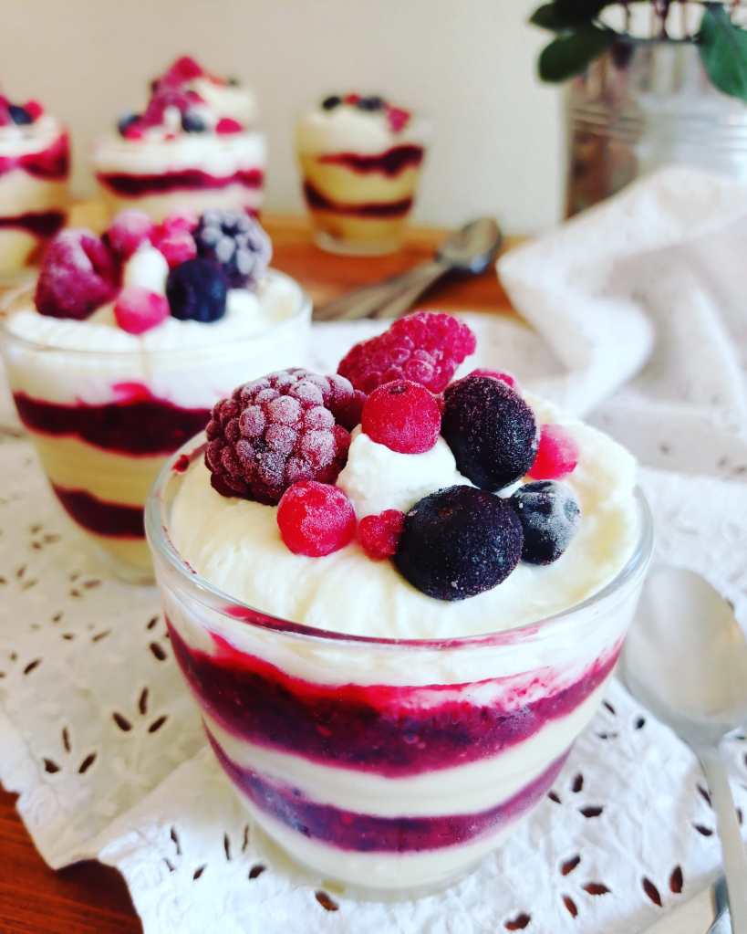 Triffle express aux fruits rouges & crème miel-coco – Une abeille en ...