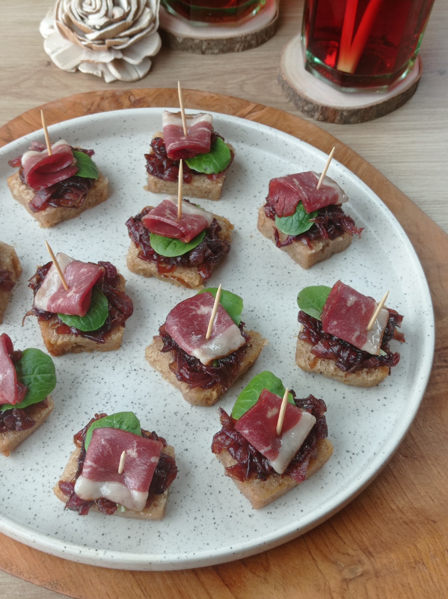 Toasts au confit d’oignon et magret de canard – Une abeille en cuisine