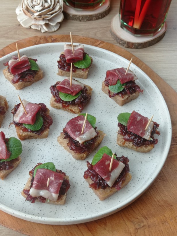 Toasts au confit d’oignon et magret de canard – Une abeille en cuisine